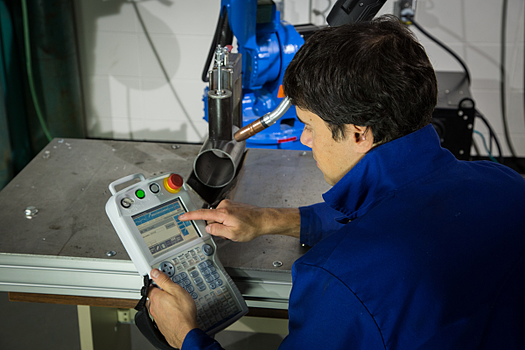 Teaching Welding Robots by Demonstration - Kinetiq Teaching