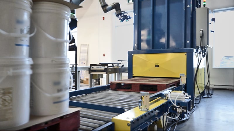 A sweet win for automation: Palletizing frosting buckets with Robotiq ...